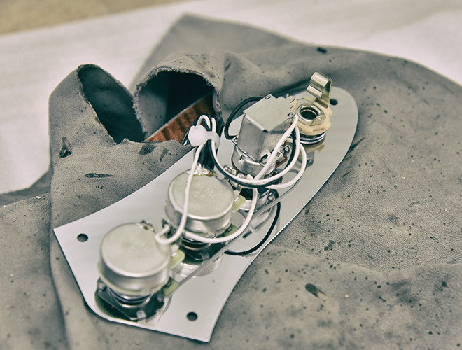 WDGブログ【気遣いも大事な配線作業】 | Deviser ｜株式会社ディバイザー｜長野県松本市のギターメーカー